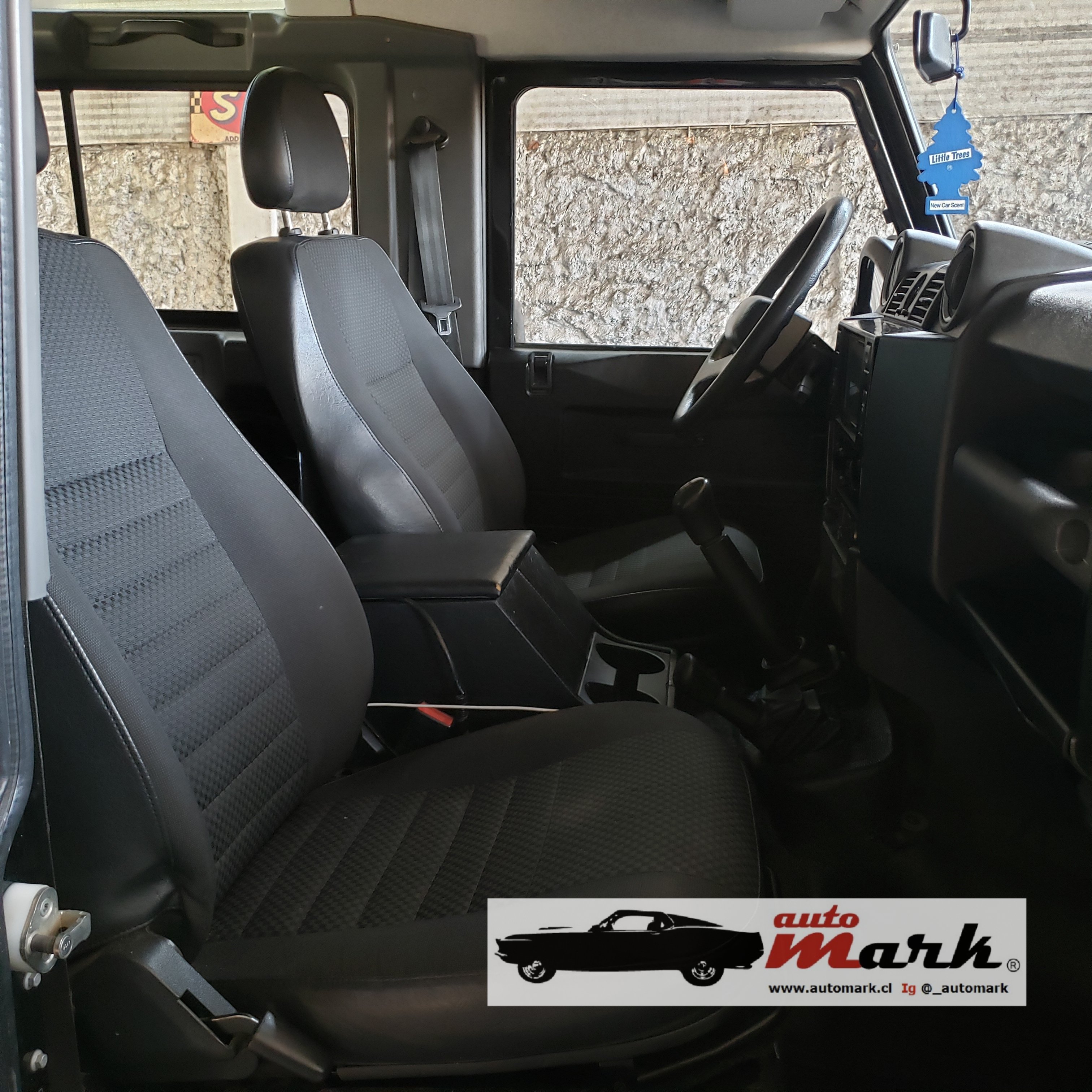 Index of /wp-content/gallery/land-rover-defender-90-puma-2012/